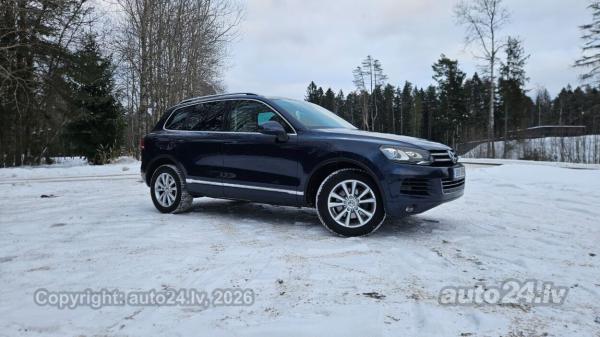 Blue Volkswagen Touareg 2013 in Tallinn, with an engine capacity of 3.00 L and mileage of 285 thousand km for 11990 €, photo 4 on AUTOMOTO.COM.LV