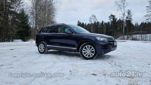 Blue Volkswagen Touareg 2013 in Tallinn, with an engine capacity of 3.00 L and mileage of 285 thousand km for 11990 €, photo 4 on AUTOMOTO.COM.LV