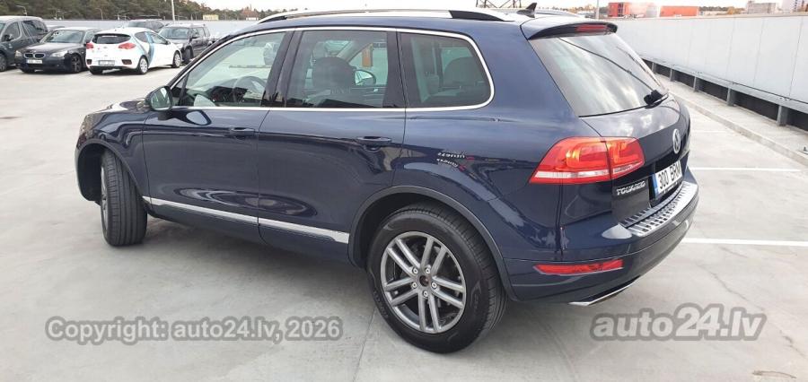 Blue Volkswagen Touareg 2013 in Tallinn, with an engine capacity of 3.00 L and mileage of 285 thousand km for 11990 €, photo 8 on AUTOMOTO.COM.LV