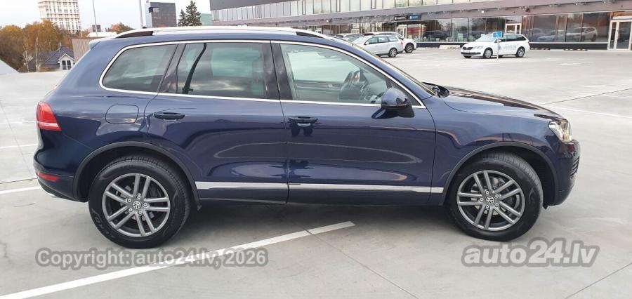 Blue Volkswagen Touareg 2013 in Tallinn, with an engine capacity of 3.00 L and mileage of 285 thousand km for 11990 €, photo 11 on AUTOMOTO.COM.LV