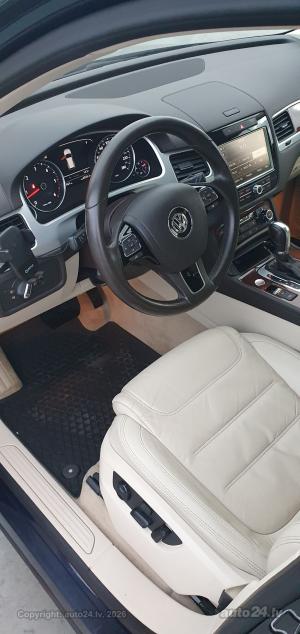 Blue Volkswagen Touareg 2013 in Tallinn, with an engine capacity of 3.00 L and mileage of 285 thousand km for 11990 €, photo 14 on AUTOMOTO.COM.LV