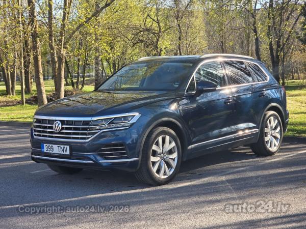 Zils Volkswagen Touareg 2019 Tallina, ar dzinēja tilpumu 3.00 L un nobraukumu 150 tūkst. km par 37000 €, foto 1 vietnē AUTOMOTO.COM.LV