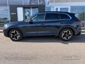 Blue Volkswagen Touareg 2025 in Tallinn, with an engine capacity of 3.00 L and mileage of 56 thousand km for 74900 €, photo 3 on AUTOMOTO.COM.LV