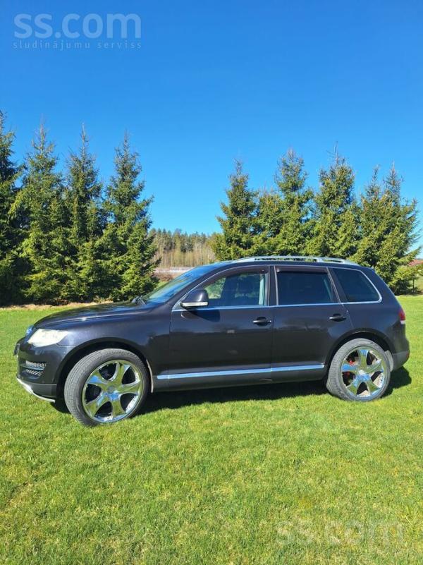 Brown Volkswagen Touareg 2007 in Valmiera, with an engine capacity of 5.00 L and mileage of 400 thousand km for 5500 €, photo 1 on AUTOMOTO.COM.LV
