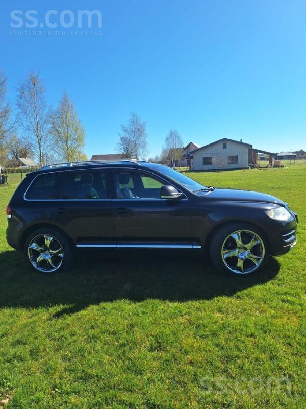 Brown Volkswagen Touareg 2007 in Valmiera, with an engine capacity of 5.00 L and mileage of 400 thousand km for 5500 €, photo 5 on AUTOMOTO.COM.LV