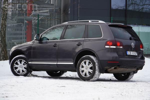 Brown Volkswagen Touareg 2008 in Riga, with an engine capacity of 3.00 L and mileage of 410 thousand km for 4990 €, photo 6 on AUTOMOTO.COM.LV