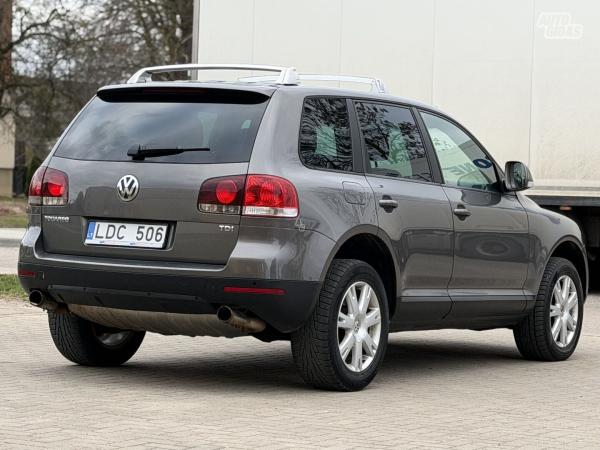 Brūns Volkswagen Touareg 2008 Kaišiadorys, ar dzinēja tilpumu 2.50 L un nobraukumu 203 tūkst. km par 2600 €, foto 5 vietnē AUTOMOTO.COM.LV