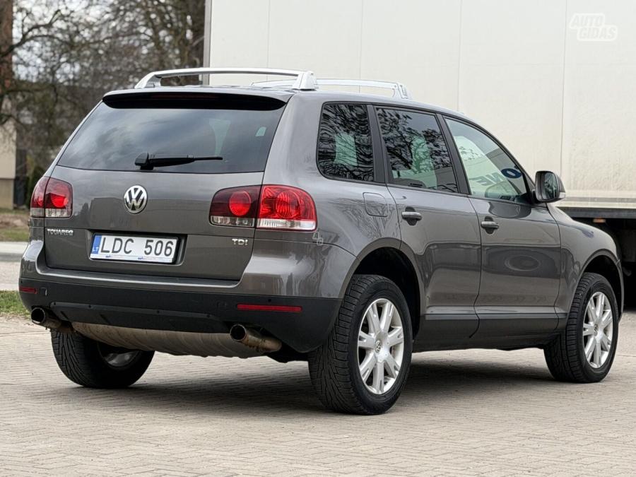 Brown Volkswagen Touareg 2008 in Kaisiadorys, with an engine capacity of 2.50 L and mileage of 203 thousand km for 2600 €, photo 6 on AUTOMOTO.COM.LV