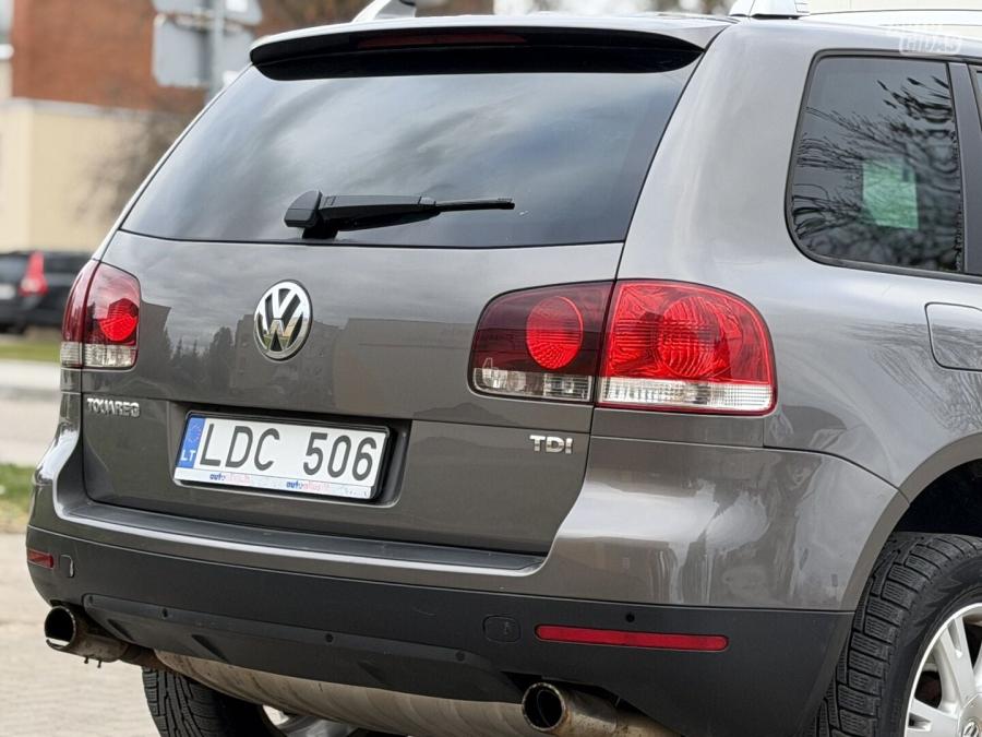 Brown Volkswagen Touareg 2008 in Kaisiadorys, with an engine capacity of 2.50 L and mileage of 203 thousand km for 2600 €, photo 8 on AUTOMOTO.COM.LV