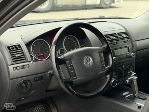 Brown Volkswagen Touareg 2008 in Kaisiadorys, with an engine capacity of 2.50 L and mileage of 203 thousand km for 2600 €, photo 14 on AUTOMOTO.COM.LV