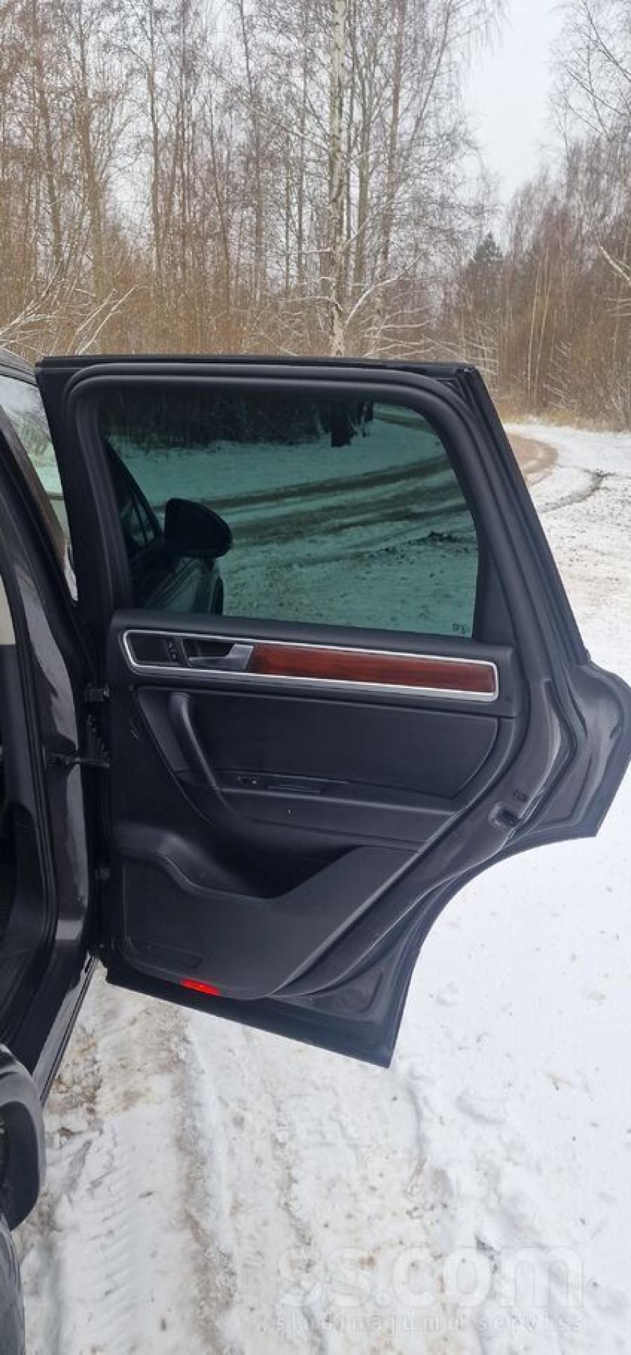 Brown Volkswagen Touareg 2010 in Jurmala, with an engine capacity of 3.00 L and mileage of 250 thousand km for 11850 €, photo 10 on AUTOMOTO.COM.LV