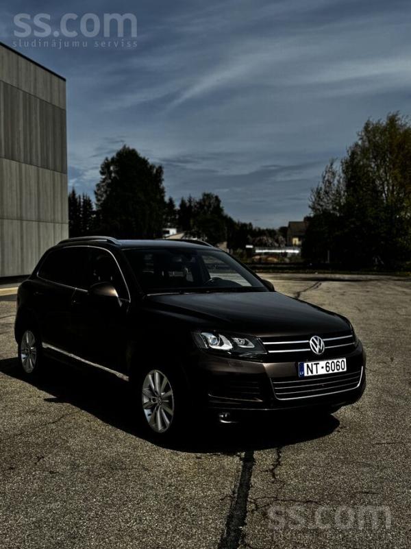 Brown Volkswagen Touareg 2010 in Riga, with an engine capacity of 3.00 L and mileage of 322 thousand km for 10500 €, photo 3 on AUTOMOTO.COM.LV