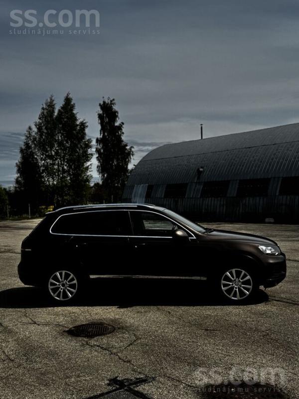 Brown Volkswagen Touareg 2010 in Riga, with an engine capacity of 3.00 L and mileage of 322 thousand km for 10500 €, photo 4 on AUTOMOTO.COM.LV