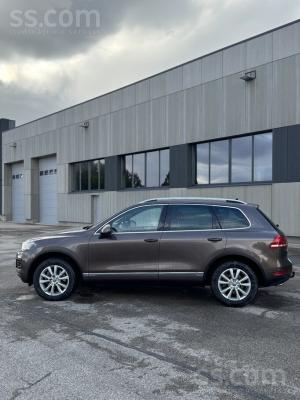 Brown Volkswagen Touareg 2010 in Riga, with an engine capacity of 3.00 L and mileage of 322 thousand km for 7100 €, photo 3 on AUTOMOTO.COM.LV