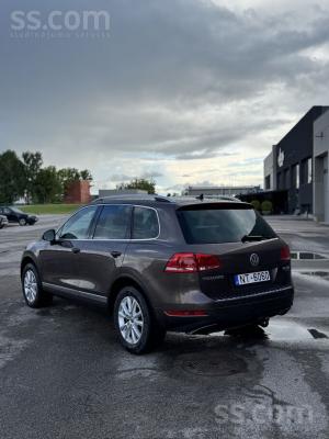 Brown Volkswagen Touareg 2010 in Riga, with an engine capacity of 3.00 L and mileage of 322 thousand km for 7100 €, photo 4 on AUTOMOTO.COM.LV