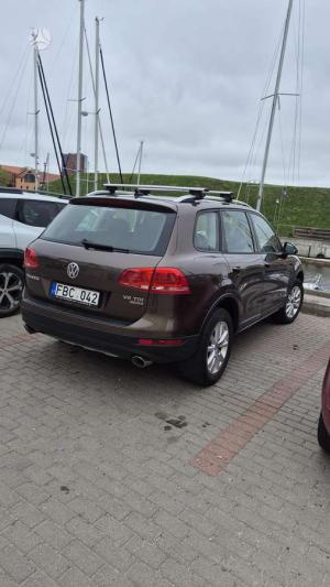 Brown Volkswagen Touareg 2010 in Klaipeda, with an engine capacity of 2.97 L and mileage of 311 thousand km for 7800 €, photo 3 on AUTOMOTO.COM.LV