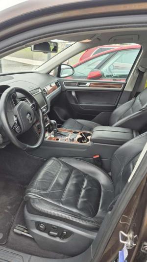 Brown Volkswagen Touareg 2010 in Klaipeda, with an engine capacity of 2.97 L and mileage of 311 thousand km for 7800 €, photo 7 on AUTOMOTO.COM.LV