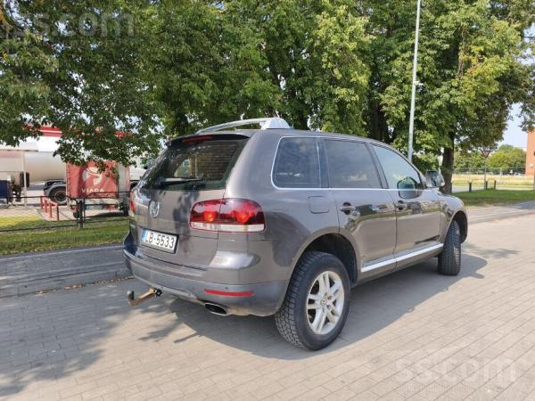 Brown Volkswagen Touareg 2010 in Rezekne, with an engine capacity of 2.50 L and mileage of 280 thousand km for 4900 €, photo 3 on AUTOMOTO.COM.LV