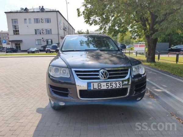 Brown Volkswagen Touareg 2010 in Rezekne, with an engine capacity of 2.50 L and mileage of 280 thousand km for 4900 €, photo 6 on AUTOMOTO.COM.LV