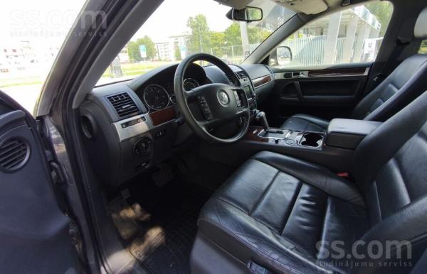 Brown Volkswagen Touareg 2010 in Rezekne, with an engine capacity of 2.50 L and mileage of 280 thousand km for 4900 €, photo 7 on AUTOMOTO.COM.LV