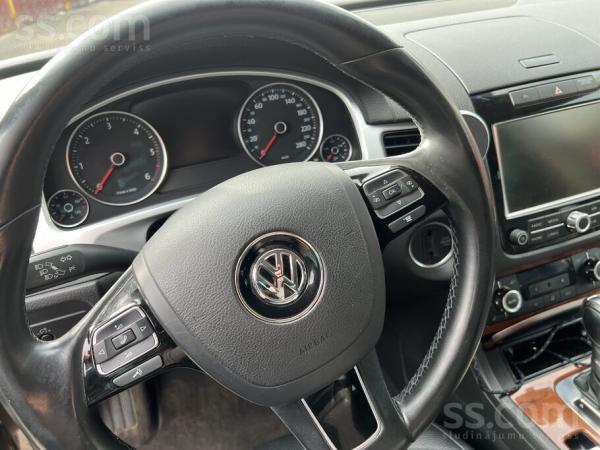 Brūns Volkswagen Touareg 2011 Rīga, ar dzinēja tilpumu 3.00 L un nobraukumu 288 tūkst. km par 11500 €, foto 2 vietnē AUTOMOTO.COM.LV