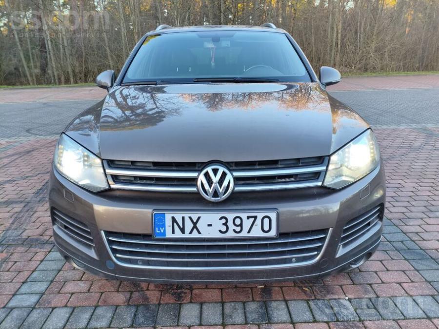 Brown Volkswagen Touareg 2011 in Ventspils, with an engine capacity of 3.00 L and mileage of 281 thousand km for 11500 €, photo 1 on AUTOMOTO.COM.LV