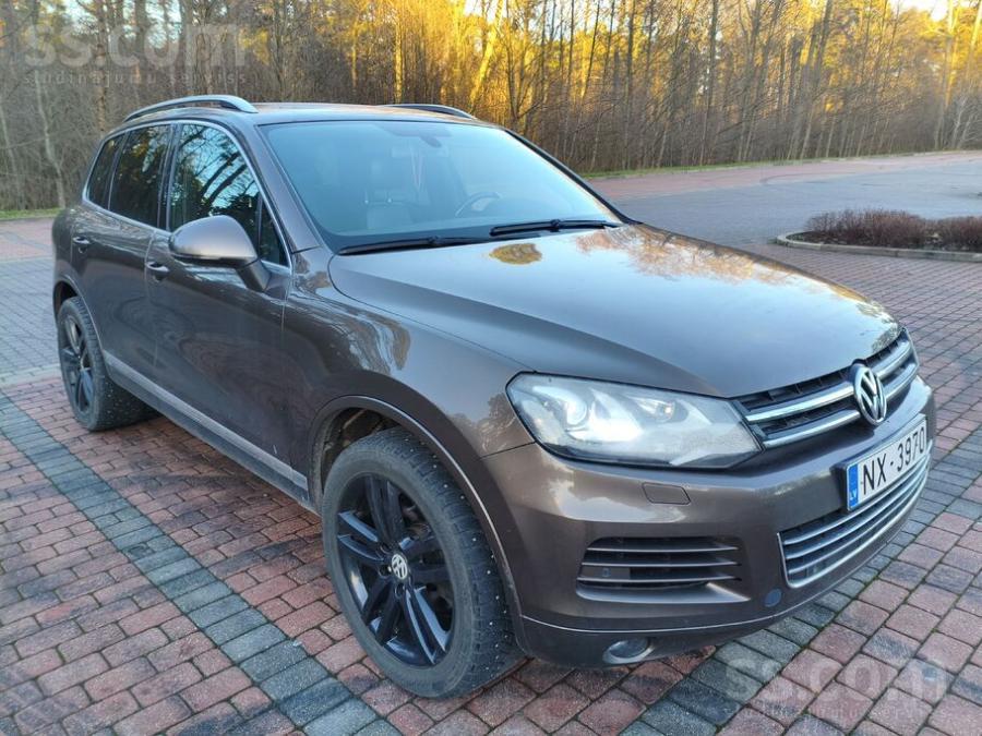 Brown Volkswagen Touareg 2011 in Ventspils, with an engine capacity of 3.00 L and mileage of 281 thousand km for 11500 €, photo 2 on AUTOMOTO.COM.LV