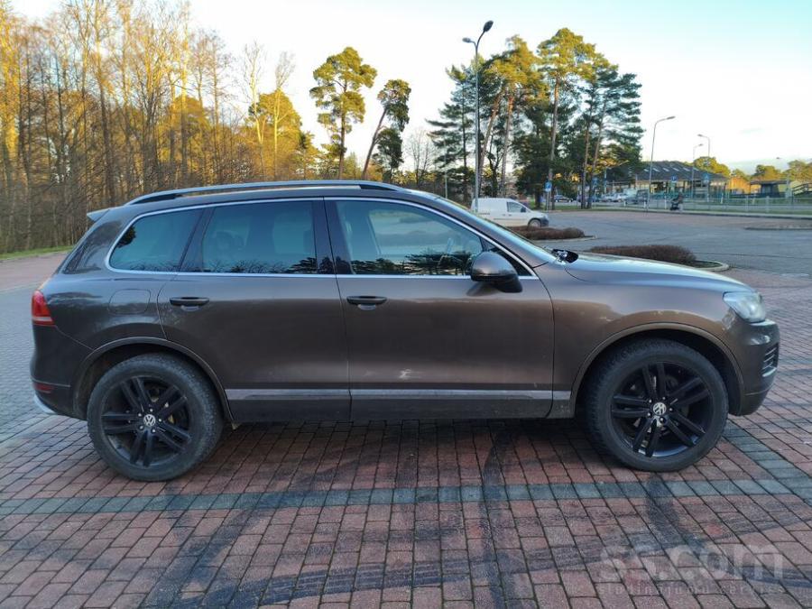 Brown Volkswagen Touareg 2011 in Ventspils, with an engine capacity of 3.00 L and mileage of 281 thousand km for 11500 €, photo 3 on AUTOMOTO.COM.LV