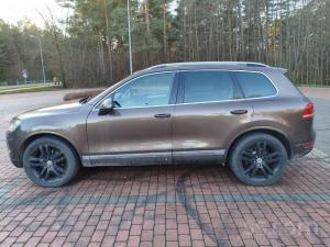 Brown Volkswagen Touareg 2011 in Ventspils, with an engine capacity of 3.00 L and mileage of 281 thousand km for 11500 €, photo 7 on AUTOMOTO.COM.LV