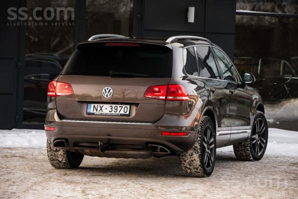 Brūns Volkswagen Touareg 2011 Jelgava, ar dzinēja tilpumu 3.00 L un nobraukumu 281 tūkst. km par 13200 €, foto 3 vietnē AUTOMOTO.COM.LV