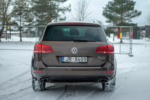 Brūns Volkswagen Touareg 2011 Liepāja, ar dzinēja tilpumu 3.00 L un nobraukumu 251 tūkst. km par 10850 €, foto 3 vietnē AUTOMOTO.COM.LV