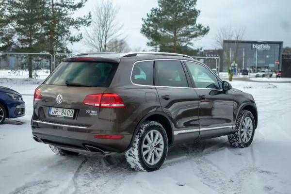 Brūns Volkswagen Touareg 2011 Liepāja, ar dzinēja tilpumu 3.00 L un nobraukumu 251 tūkst. km par 10850 €, foto 4 vietnē AUTOMOTO.COM.LV