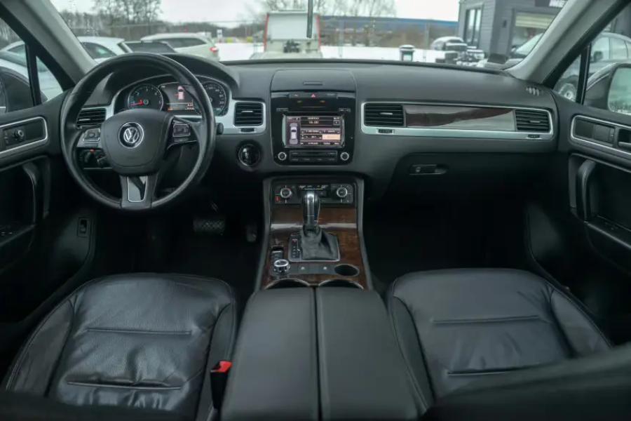 Brūns Volkswagen Touareg 2011 Liepāja, ar dzinēja tilpumu 3.00 L un nobraukumu 251 tūkst. km par 10850 €, foto 9 vietnē AUTOMOTO.COM.LV