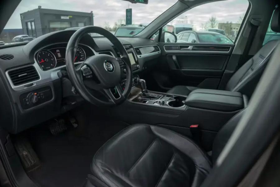 Brūns Volkswagen Touareg 2011 Liepāja, ar dzinēja tilpumu 3.00 L un nobraukumu 251 tūkst. km par 10850 €, foto 10 vietnē AUTOMOTO.COM.LV