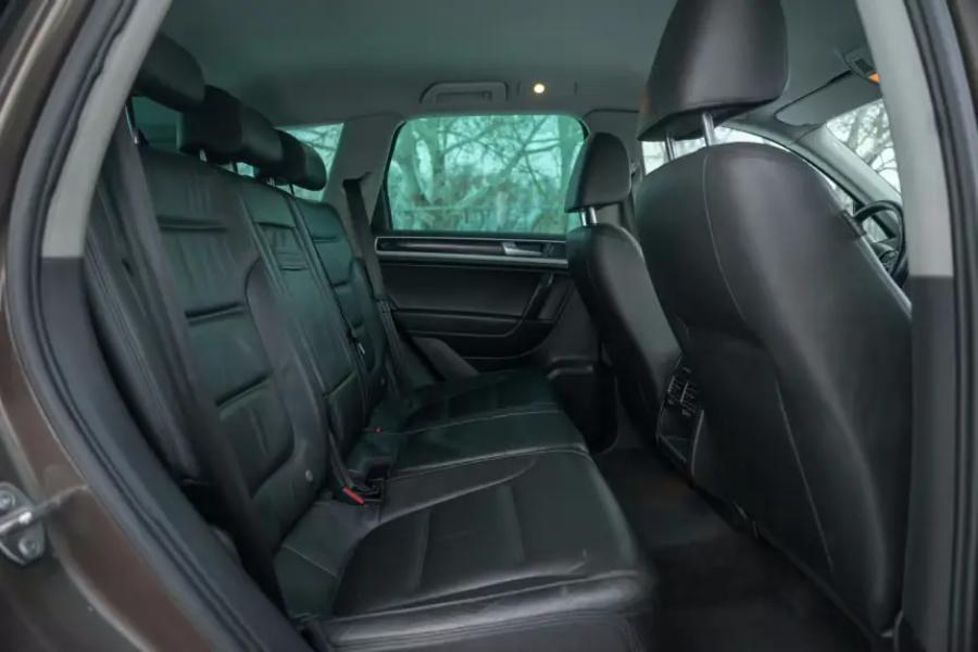 Brūns Volkswagen Touareg 2011 Liepāja, ar dzinēja tilpumu 3.00 L un nobraukumu 251 tūkst. km par 10850 €, foto 12 vietnē AUTOMOTO.COM.LV