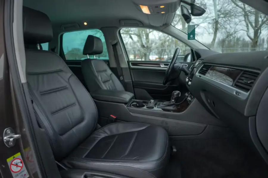 Brūns Volkswagen Touareg 2011 Liepāja, ar dzinēja tilpumu 3.00 L un nobraukumu 251 tūkst. km par 10850 €, foto 13 vietnē AUTOMOTO.COM.LV