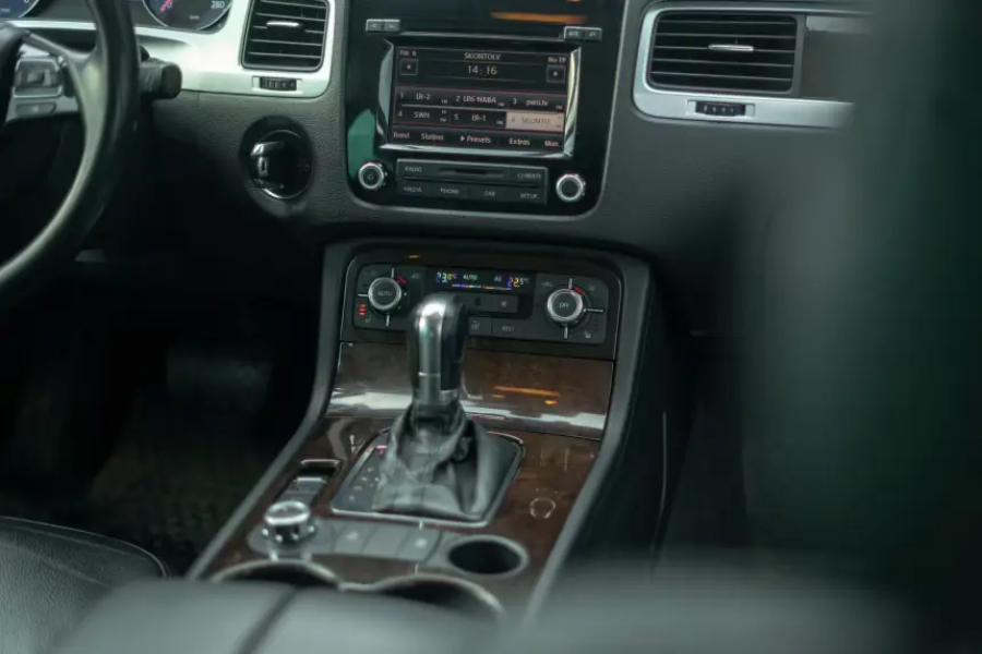 Brūns Volkswagen Touareg 2011 Liepāja, ar dzinēja tilpumu 3.00 L un nobraukumu 251 tūkst. km par 10850 €, foto 17 vietnē AUTOMOTO.COM.LV