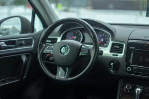 Brūns Volkswagen Touareg 2011 Liepāja, ar dzinēja tilpumu 3.00 L un nobraukumu 251 tūkst. km par 10850 €, foto 21 vietnē AUTOMOTO.COM.LV