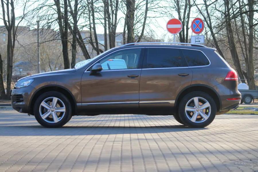 Brūns Volkswagen Touareg 2011 Rīga, ar dzinēja tilpumu 3.00 L un nobraukumu 276 tūkst. km par 10990 €, foto 4 vietnē AUTOMOTO.COM.LV