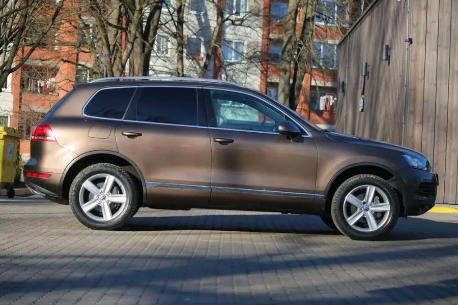 Brūns Volkswagen Touareg 2011 Rīga, ar dzinēja tilpumu 3.00 L un nobraukumu 276 tūkst. km par 10990 €, foto 5 vietnē AUTOMOTO.COM.LV