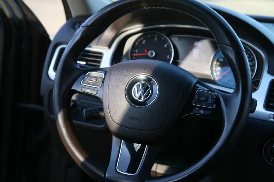 Brūns Volkswagen Touareg 2011 Rīga, ar dzinēja tilpumu 3.00 L un nobraukumu 276 tūkst. km par 10990 €, foto 12 vietnē AUTOMOTO.COM.LV