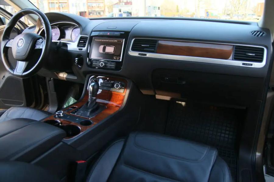 Brūns Volkswagen Touareg 2011 Rīga, ar dzinēja tilpumu 3.00 L un nobraukumu 276 tūkst. km par 10990 €, foto 13 vietnē AUTOMOTO.COM.LV