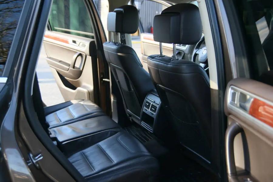 Brūns Volkswagen Touareg 2011 Rīga, ar dzinēja tilpumu 3.00 L un nobraukumu 276 tūkst. km par 10990 €, foto 17 vietnē AUTOMOTO.COM.LV