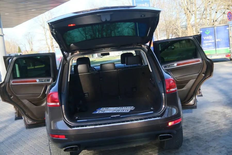 Brūns Volkswagen Touareg 2011 Rīga, ar dzinēja tilpumu 3.00 L un nobraukumu 276 tūkst. km par 10990 €, foto 18 vietnē AUTOMOTO.COM.LV