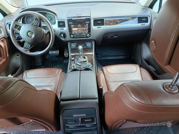 Brūns Volkswagen Touareg 2011 Viļņa, ar dzinēja tilpumu 4.13 L un nobraukumu 410 tūkst. km par 8000 €, foto 7 vietnē AUTOMOTO.COM.LV