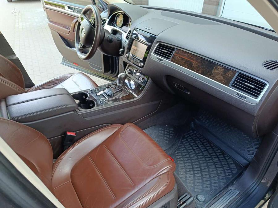 Brūns Volkswagen Touareg 2011 Viļņa, ar dzinēja tilpumu 4.13 L un nobraukumu 410 tūkst. km par 8000 €, foto 13 vietnē AUTOMOTO.COM.LV