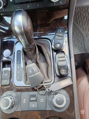 Brūns Volkswagen Touareg 2011 Viļņa, ar dzinēja tilpumu 4.13 L un nobraukumu 410 tūkst. km par 8000 €, foto 14 vietnē AUTOMOTO.COM.LV