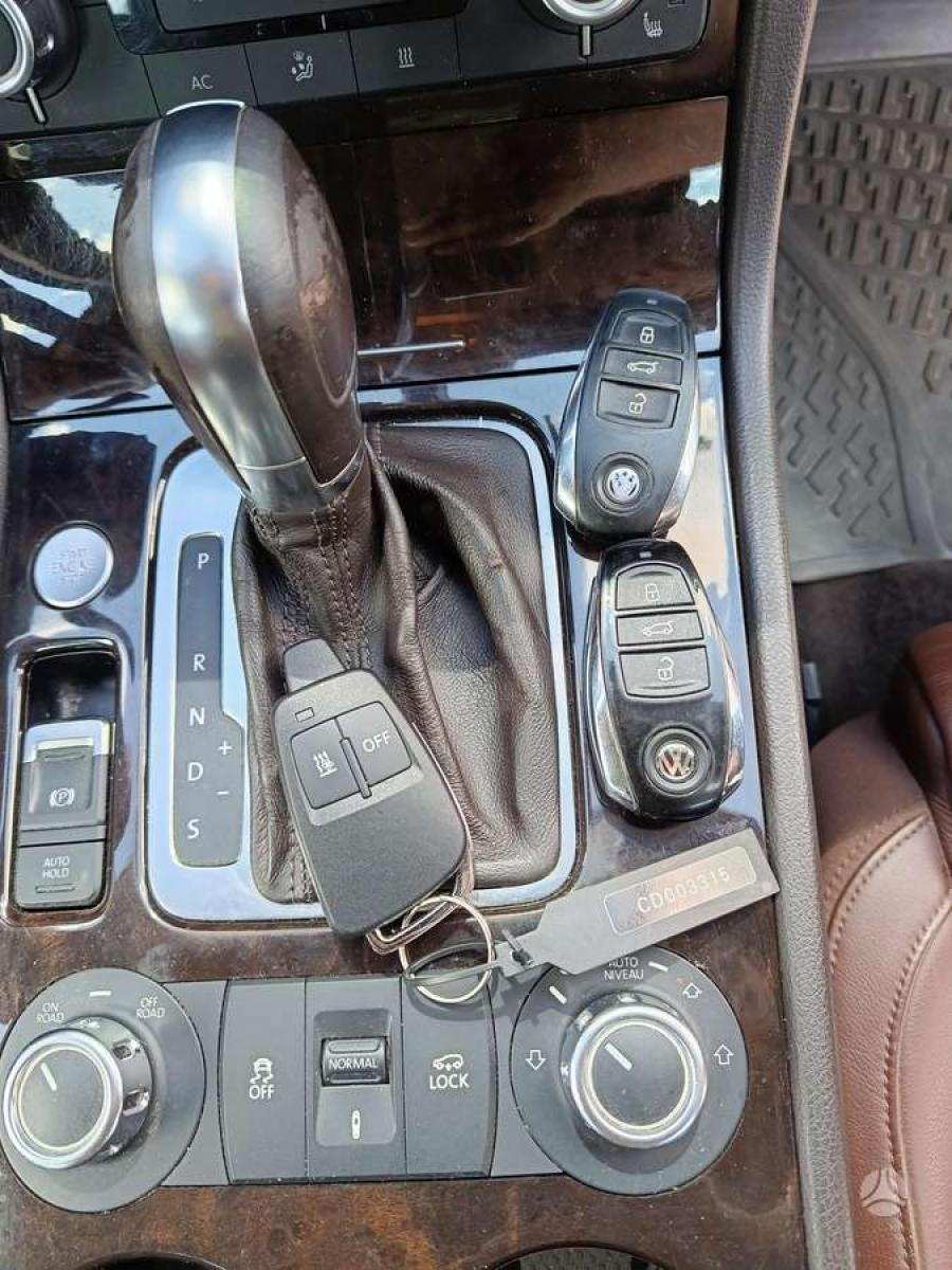 Brūns Volkswagen Touareg 2011 Viļņa, ar dzinēja tilpumu 4.13 L un nobraukumu 410 tūkst. km par 8000 €, foto 14 vietnē AUTOMOTO.COM.LV