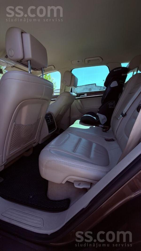 Brown Volkswagen Touareg 2011 in Riga, with an engine capacity of 3.00 L and mileage of 498 thousand km for 8250 €, photo 10 on AUTOMOTO.COM.LV