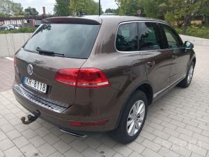 Brūns Volkswagen Touareg 2011 Valmiera, ar dzinēja tilpumu 3.00 L un nobraukumu 334 tūkst. km par 9750 €, foto 4 vietnē AUTOMOTO.COM.LV